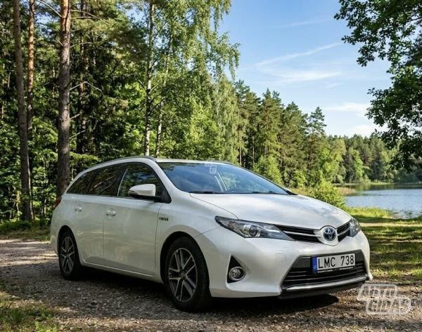 White Toyota Auris 2015 in Vilnius, with an engine capacity of 1.80 L and mileage of 229 thousand km for 8500 €, photo 1 on AUTOMOTO.COM.LV
