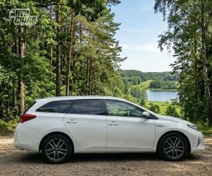 White Toyota Auris 2015 in Vilnius, with an engine capacity of 1.80 L and mileage of 229 thousand km for 8500 €, photo 3 on AUTOMOTO.COM.LV
