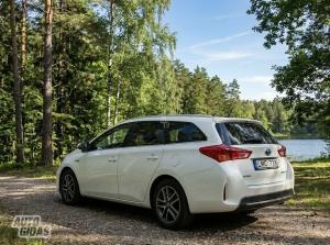 White Toyota Auris 2015 in Vilnius, with an engine capacity of 1.80 L and mileage of 229 thousand km for 8500 €, photo 4 on AUTOMOTO.COM.LV