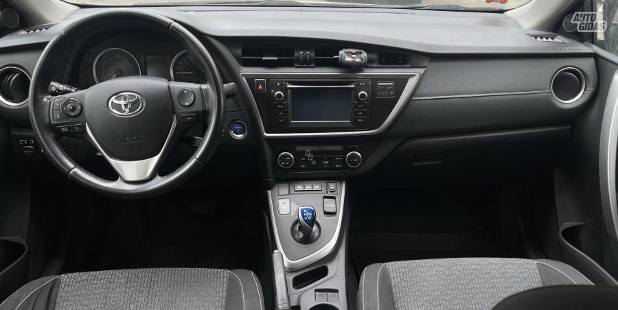 White Toyota Auris 2015 in Vilnius, with an engine capacity of 1.80 L and mileage of 229 thousand km for 8500 €, photo 5 on AUTOMOTO.COM.LV