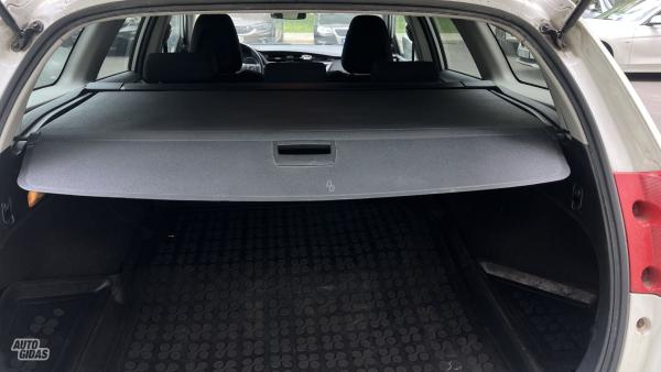 White Toyota Auris 2015 in Vilnius, with an engine capacity of 1.80 L and mileage of 229 thousand km for 8500 €, photo 6 on AUTOMOTO.COM.LV
