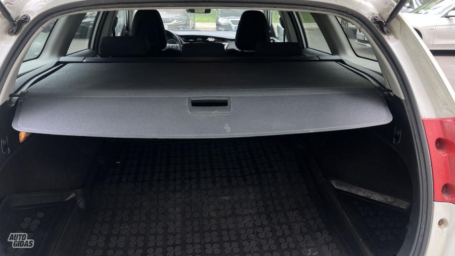 White Toyota Auris 2015 in Vilnius, with an engine capacity of 1.80 L and mileage of 229 thousand km for 8500 €, photo 7 on AUTOMOTO.COM.LV