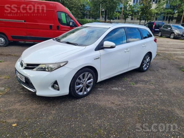 White Toyota Auris 2015 in Jelgava, with an engine capacity of 1.80 L and mileage of 0 thousand km for 8290 €, photo 4 on AUTOMOTO.COM.LV