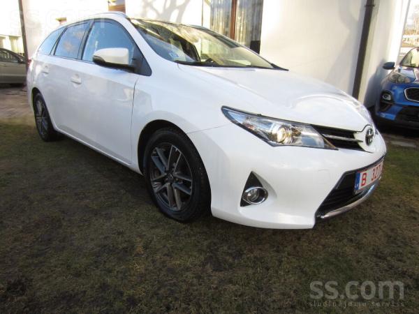 Белый Тойота Аурис 2015 в Рига, объемом двигателя 2.00 л и пробегом 213 тыс. км за 5400 €, фото 3 на AUTOMOTO.COM.LV