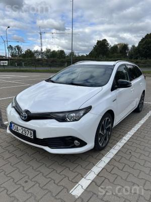 White Toyota Auris 2015 in Riga, with an engine capacity of 1.80 L and mileage of 223 thousand km for 9100 €, photo  on AUTOMOTO.COM.LV