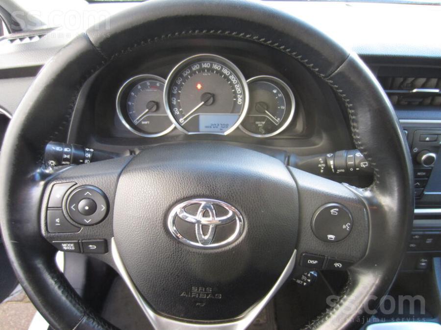 White Toyota Auris 2015 in Riga, with an engine capacity of 2.00 L and mileage of 213 thousand km for 5300 €, photo 8 on AUTOMOTO.COM.LV