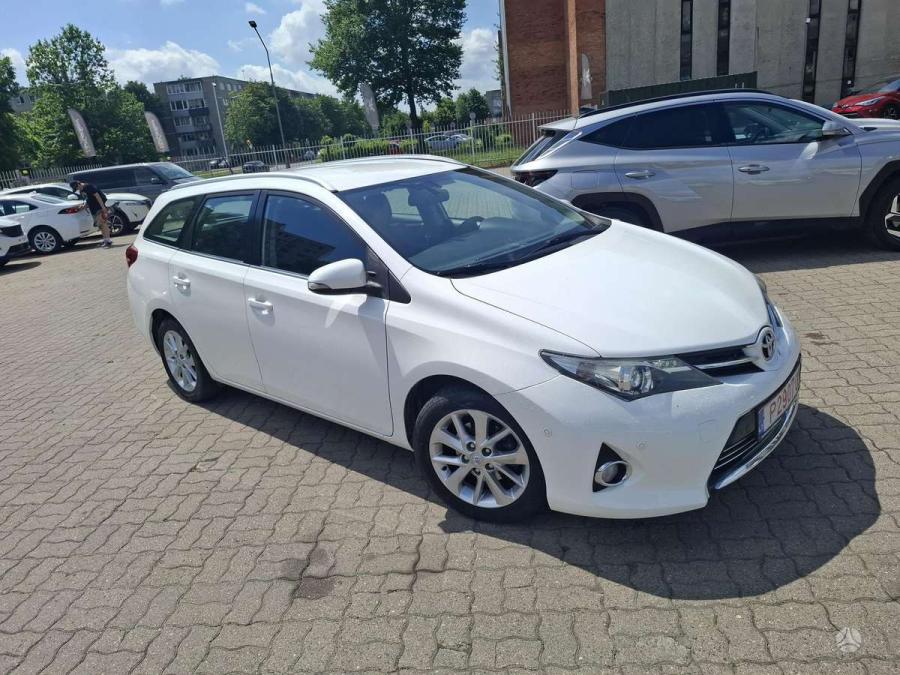 Balts Toyota Auris 2015 Kauņa, ar dzinēja tilpumu 1.36 L un nobraukumu 203 tūkst. km par 5700 €, foto 4 vietnē AUTOMOTO.COM.LV
