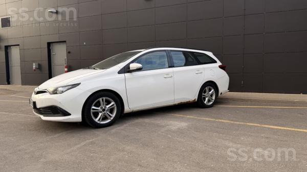 White Toyota Auris 2015 in Riga, with an engine capacity of 1.60 L and mileage of 290 thousand km for 5000 €, photo 3 on AUTOMOTO.COM.LV