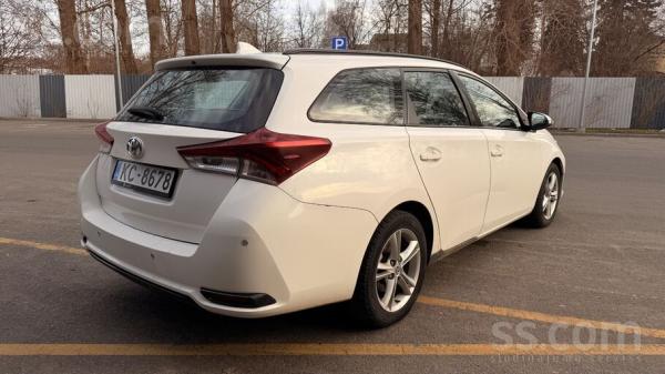White Toyota Auris 2015 in Riga, with an engine capacity of 1.60 L and mileage of 290 thousand km for 5000 €, photo 4 on AUTOMOTO.COM.LV