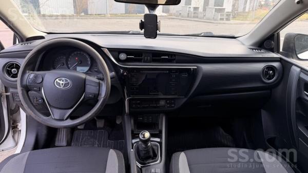 White Toyota Auris 2015 in Riga, with an engine capacity of 1.60 L and mileage of 290 thousand km for 5000 €, photo 5 on AUTOMOTO.COM.LV