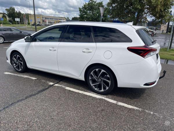 White Toyota Auris 2015 in Kaunas, with an engine capacity of 1.60 L and mileage of 255 thousand km for 6350 €, photo 9 on AUTOMOTO.COM.LV