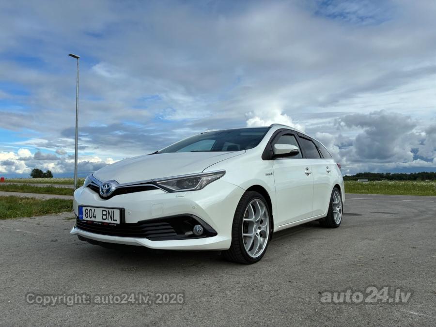 Balts Toyota Auris 2015 Tallina, ar dzinēja tilpumu 1.80 L un nobraukumu 268 tūkst. km par 8990 €, foto 1 vietnē AUTOMOTO.COM.LV