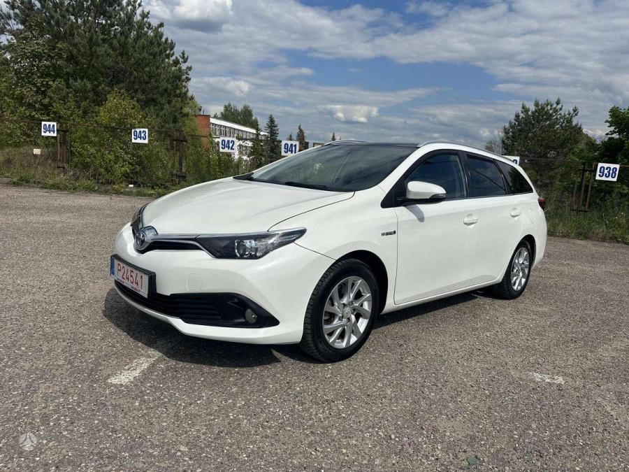 Balts Toyota Auris 2015 Alīta, ar dzinēja tilpumu 1.80 L un nobraukumu 270 tūkst. km par 8600 €, foto 1 vietnē AUTOMOTO.COM.LV