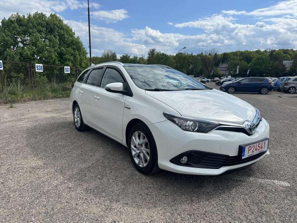 White Toyota Auris 2015 in Alytus, with an engine capacity of 1.80 L and mileage of 270 thousand km for 8600 €, photo 2 on AUTOMOTO.COM.LV
