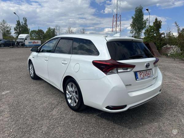 White Toyota Auris 2015 in Alytus, with an engine capacity of 1.80 L and mileage of 270 thousand km for 8600 €, photo 4 on AUTOMOTO.COM.LV