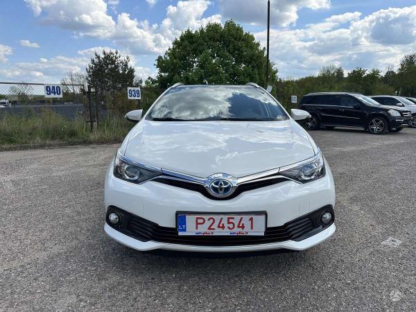 White Toyota Auris 2015 in Alytus, with an engine capacity of 1.80 L and mileage of 270 thousand km for 8600 €, photo 7 on AUTOMOTO.COM.LV
