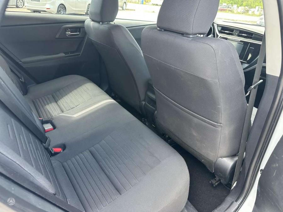 Balts Toyota Auris 2015 Alīta, ar dzinēja tilpumu 1.80 L un nobraukumu 270 tūkst. km par 8600 €, foto 21 vietnē AUTOMOTO.COM.LV