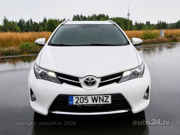 Balts Toyota Auris 2015 Tallina, ar dzinēja tilpumu 2.00 L un nobraukumu 267 tūkst. km par 3990 €, foto 2 vietnē AUTOMOTO.COM.LV