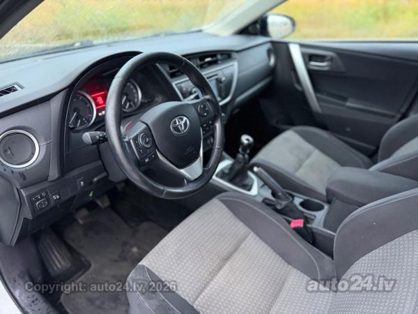 Balts Toyota Auris 2015 Tallina, ar dzinēja tilpumu 2.00 L un nobraukumu 267 tūkst. km par 3990 €, foto 7 vietnē AUTOMOTO.COM.LV