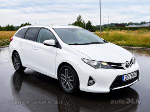 White Toyota Auris 2015 in Tallinn, with an engine capacity of 2.00 L and mileage of 267 thousand km for 3990 €, photo  on AUTOMOTO.COM.LV