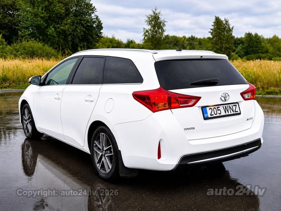 Balts Toyota Auris 2015 Tallina, ar dzinēja tilpumu 2.00 L un nobraukumu 267 tūkst. km par 3990 €, foto 5 vietnē AUTOMOTO.COM.LV