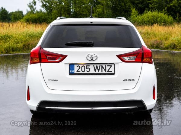 White Toyota Auris 2015 in Tallinn, with an engine capacity of 2.00 L and mileage of 267 thousand km for 3990 €, photo 5 on AUTOMOTO.COM.LV