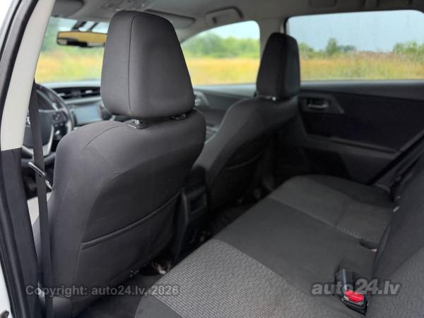 White Toyota Auris 2015 in Tallinn, with an engine capacity of 2.00 L and mileage of 267 thousand km for 3990 €, photo 8 on AUTOMOTO.COM.LV