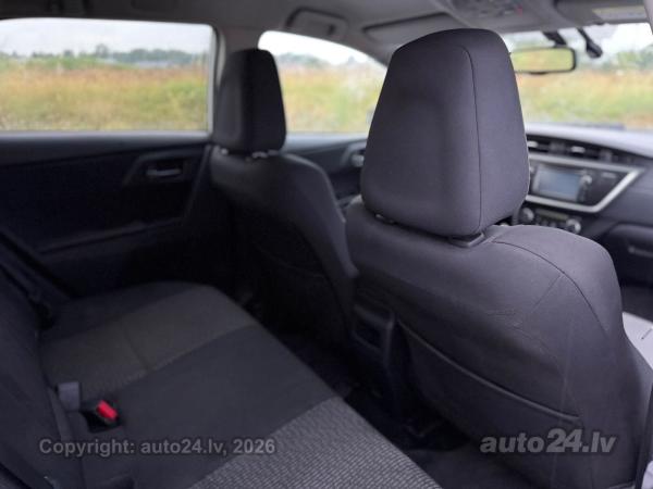 White Toyota Auris 2015 in Tallinn, with an engine capacity of 2.00 L and mileage of 267 thousand km for 3990 €, photo 10 on AUTOMOTO.COM.LV