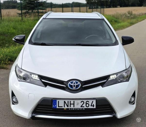 Balts Toyota Auris 2015 Šauļi, ar dzinēja tilpumu 1.80 L un nobraukumu 280 tūkst. km par 6450 €, foto 3 vietnē AUTOMOTO.COM.LV