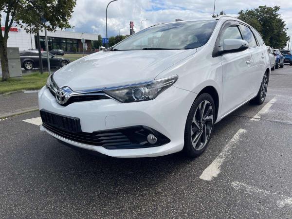 White Toyota Auris 2015 in Kaunas, with an engine capacity of 1.60 L and mileage of 255 thousand km for 5850 €, photo 1 on AUTOMOTO.COM.LV