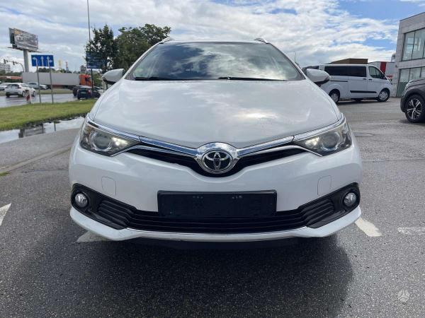White Toyota Auris 2015 in Kaunas, with an engine capacity of 1.60 L and mileage of 255 thousand km for 5850 €, photo 4 on AUTOMOTO.COM.LV