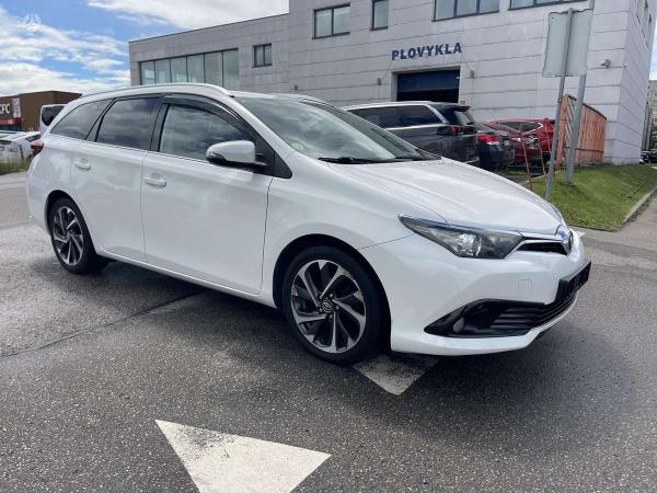 White Toyota Auris 2015 in Kaunas, with an engine capacity of 1.60 L and mileage of 255 thousand km for 5850 €, photo 6 on AUTOMOTO.COM.LV