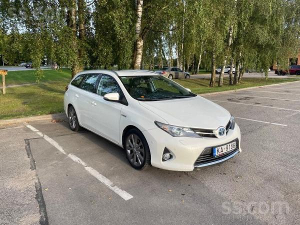 Balts Toyota Auris 2015 Rīga, ar dzinēja tilpumu 1.80 L un nobraukumu 98 tūkst. km par 8990 €, foto 1 vietnē AUTOMOTO.COM.LV