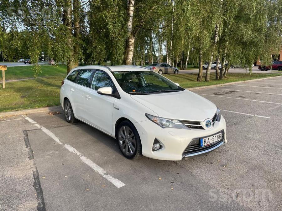 Balts Toyota Auris 2015 Rīga, ar dzinēja tilpumu 1.80 L un nobraukumu 98 tūkst. km par 8990 €, foto 1 vietnē AUTOMOTO.COM.LV