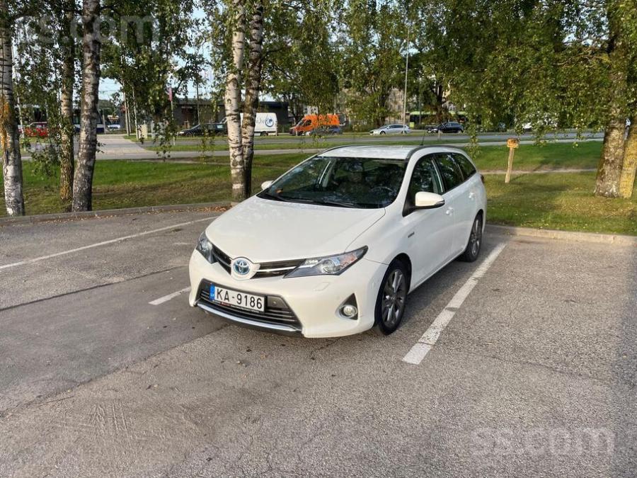Balts Toyota Auris 2015 Rīga, ar dzinēja tilpumu 1.80 L un nobraukumu 98 tūkst. km par 8990 €, foto 3 vietnē AUTOMOTO.COM.LV