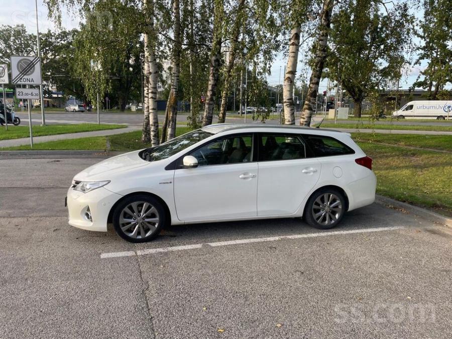 Balts Toyota Auris 2015 Rīga, ar dzinēja tilpumu 1.80 L un nobraukumu 98 tūkst. km par 8990 €, foto 4 vietnē AUTOMOTO.COM.LV