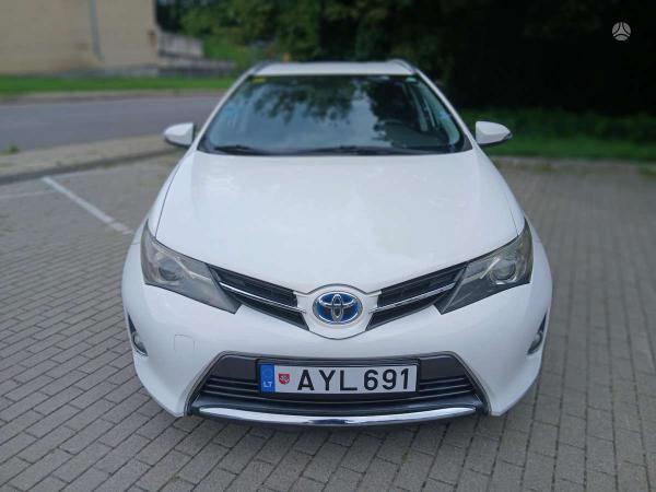 White Toyota Auris 2015 in Vilnius, with an engine capacity of 0.00 L and mileage of 245 thousand km for 7950 €, photo 4 on AUTOMOTO.COM.LV