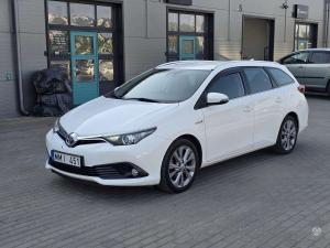 White Toyota Auris 2015 in Vilnius, with an engine capacity of 1.80 L and mileage of 488 thousand km for 6900 €, photo  on AUTOMOTO.COM.LV
