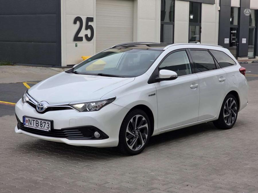 White Toyota Auris 2015 in Vilnius, with an engine capacity of 1.80 L and mileage of 219 thousand km for 10800 €, photo 1 on AUTOMOTO.COM.LV