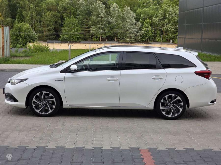 White Toyota Auris 2015 in Vilnius, with an engine capacity of 1.80 L and mileage of 219 thousand km for 10800 €, photo 3 on AUTOMOTO.COM.LV