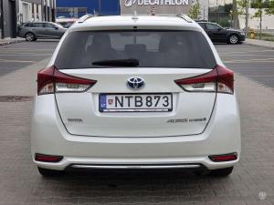 White Toyota Auris 2015 in Vilnius, with an engine capacity of 1.80 L and mileage of 219 thousand km for 10800 €, photo 5 on AUTOMOTO.COM.LV