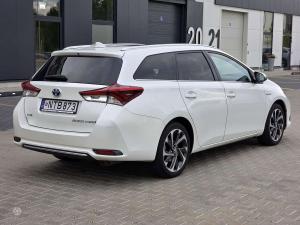 White Toyota Auris 2015 in Vilnius, with an engine capacity of 1.80 L and mileage of 219 thousand km for 10800 €, photo 6 on AUTOMOTO.COM.LV