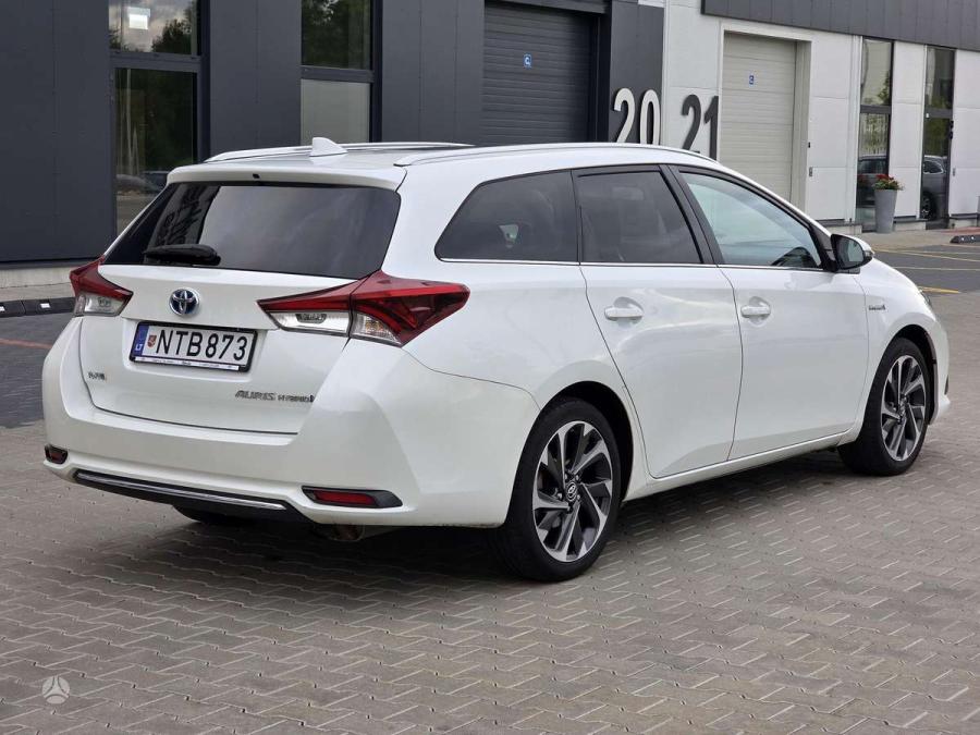 White Toyota Auris 2015 in Vilnius, with an engine capacity of 1.80 L and mileage of 219 thousand km for 10800 €, photo 6 on AUTOMOTO.COM.LV