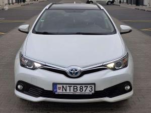 White Toyota Auris 2015 in Vilnius, with an engine capacity of 1.80 L and mileage of 219 thousand km for 10800 €, photo 9 on AUTOMOTO.COM.LV