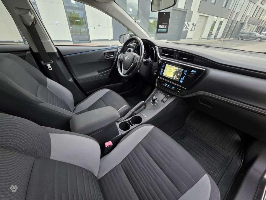 White Toyota Auris 2015 in Vilnius, with an engine capacity of 1.80 L and mileage of 219 thousand km for 10800 €, photo 11 on AUTOMOTO.COM.LV