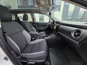 White Toyota Auris 2015 in Vilnius, with an engine capacity of 1.80 L and mileage of 219 thousand km for 10800 €, photo 12 on AUTOMOTO.COM.LV