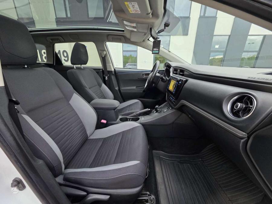 White Toyota Auris 2015 in Vilnius, with an engine capacity of 1.80 L and mileage of 219 thousand km for 10800 €, photo 12 on AUTOMOTO.COM.LV