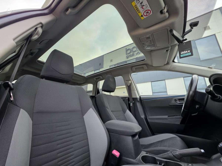 White Toyota Auris 2015 in Vilnius, with an engine capacity of 1.80 L and mileage of 219 thousand km for 10800 €, photo 13 on AUTOMOTO.COM.LV