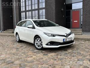 White Toyota Auris 2016 in Riga, with an engine capacity of 1.60 L and mileage of 0 thousand km for 6500 €, photo 2 on AUTOMOTO.COM.LV