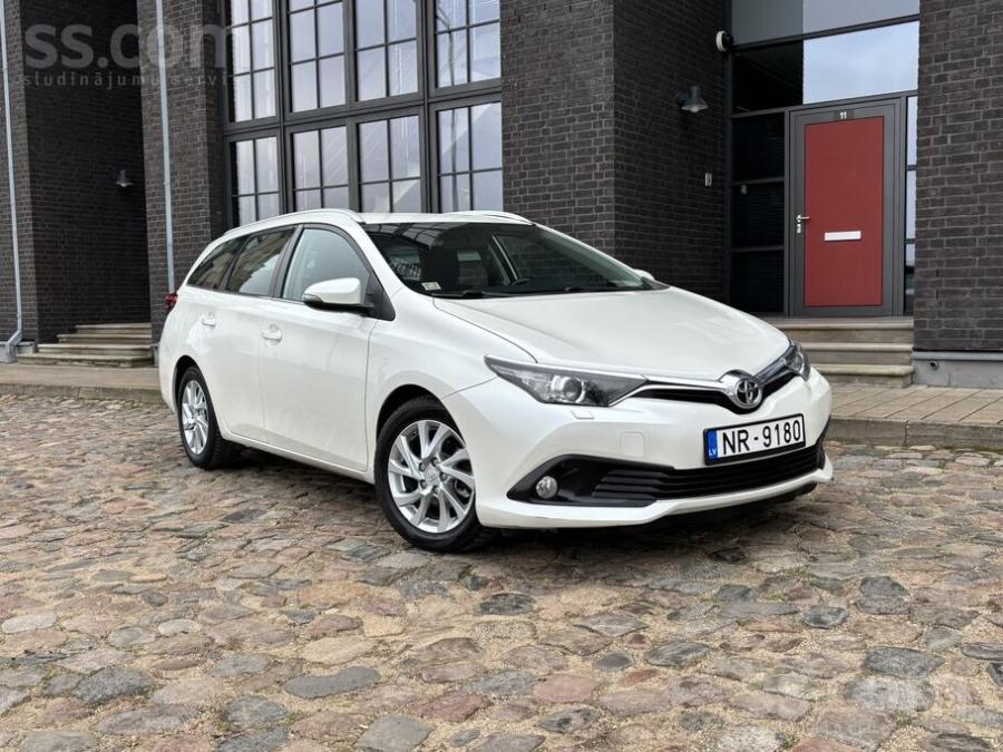 White Toyota Auris 2016 in Riga, with an engine capacity of 1.60 L and mileage of 0 thousand km for 6500 €, photo 2 on AUTOMOTO.COM.LV
